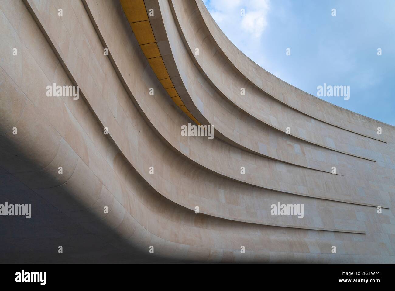 Curved building facade hi-res stock photography and images - Alamy