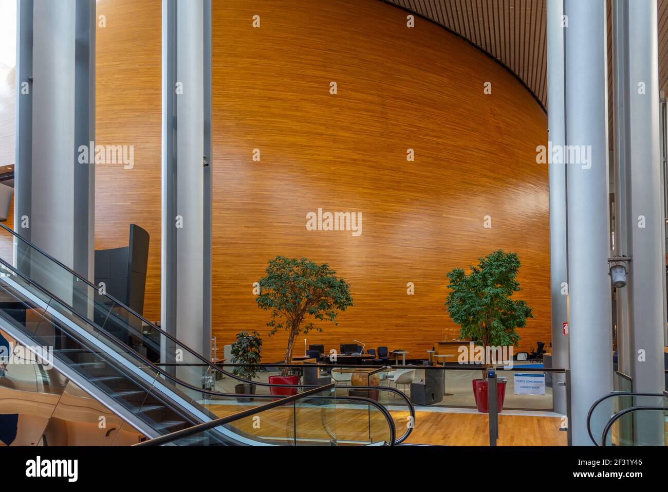 Parliament lobby statue hi-res stock photography and images - Alamy
