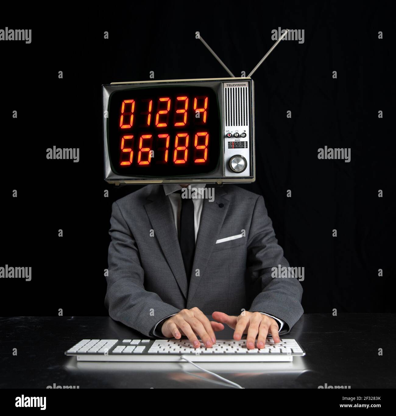 Man playing arcade game hi-res stock photography and images - Alamy