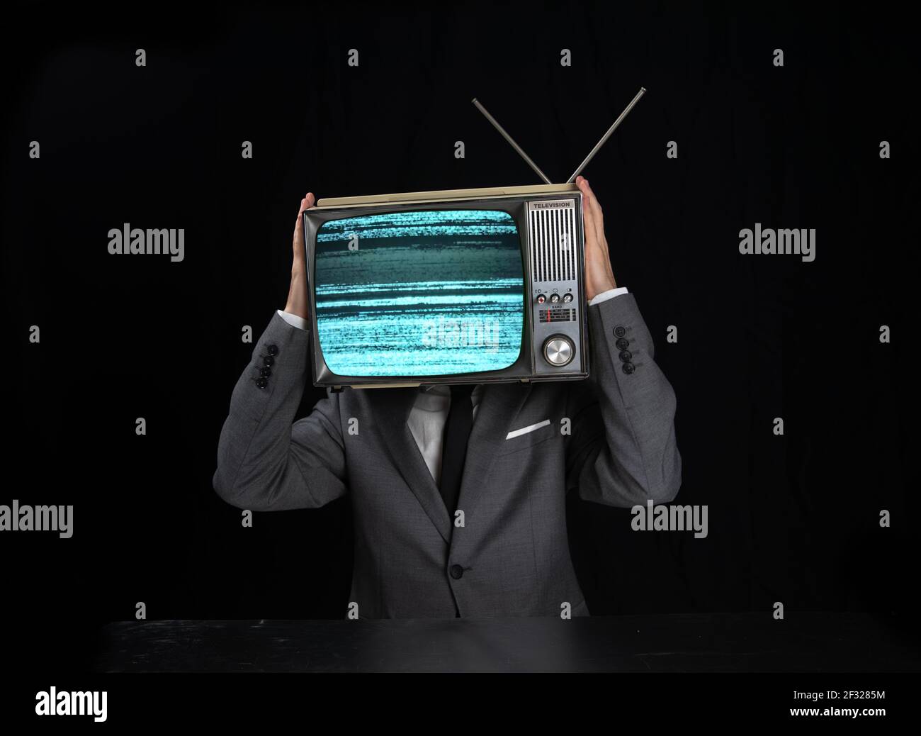 Man wearing suit hi-res stock photography and images - Alamy