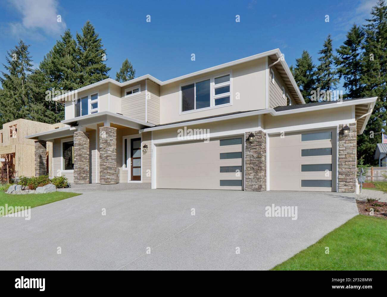 Modern residential front exterior Stock Photo - Alamy