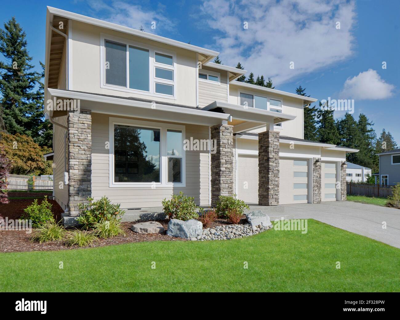 Modern residential front exterior Stock Photo - Alamy