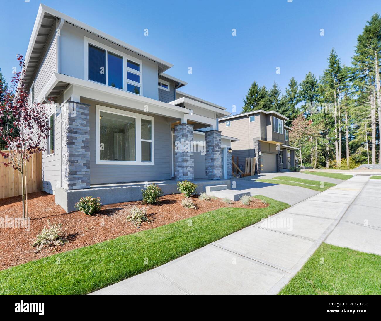 Modern residential front exterior Stock Photo - Alamy