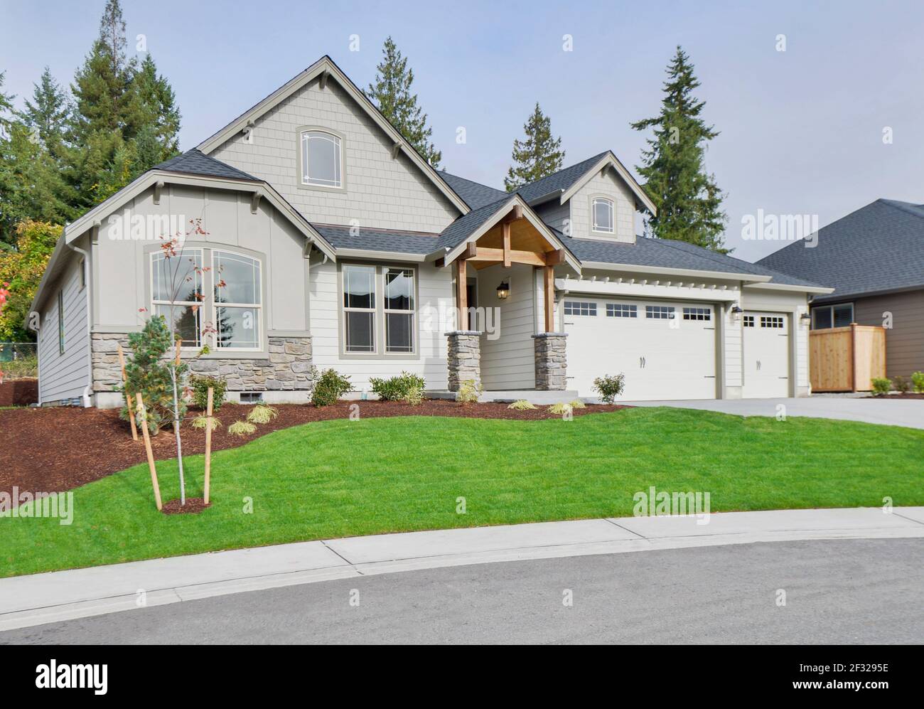 Modern residential front exterior Stock Photo - Alamy