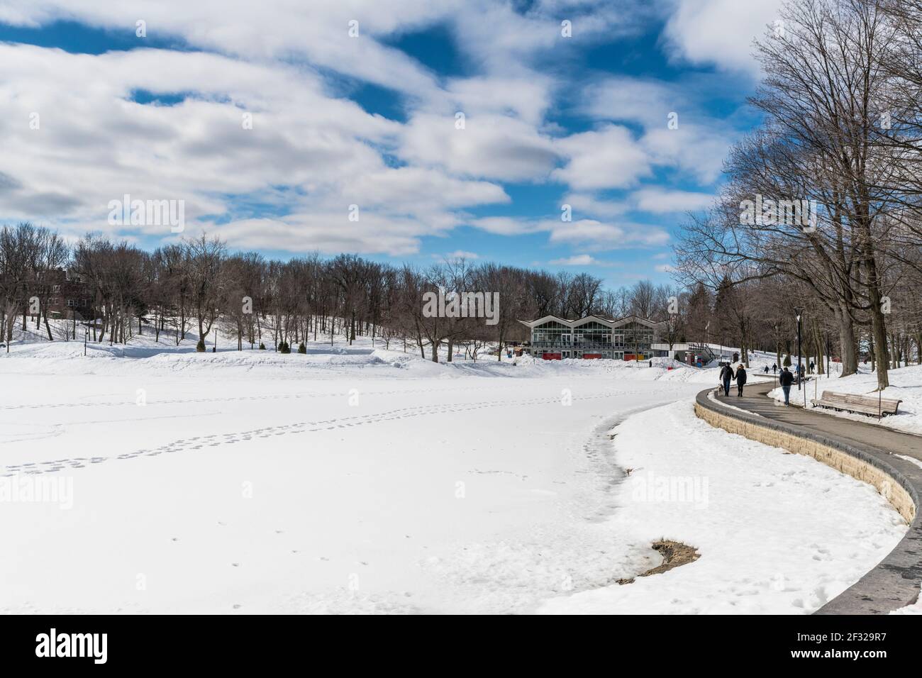 Frozen Beaver Lake on Mount Royal, Winter, with public Chalet in ...