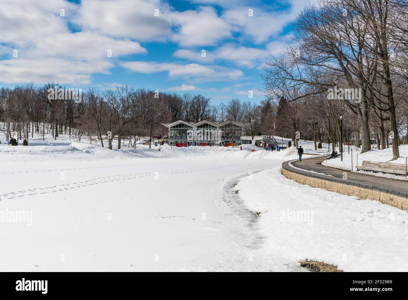 Frozen Beaver Lake on Mount Royal, Winter, with public Chalet in ...