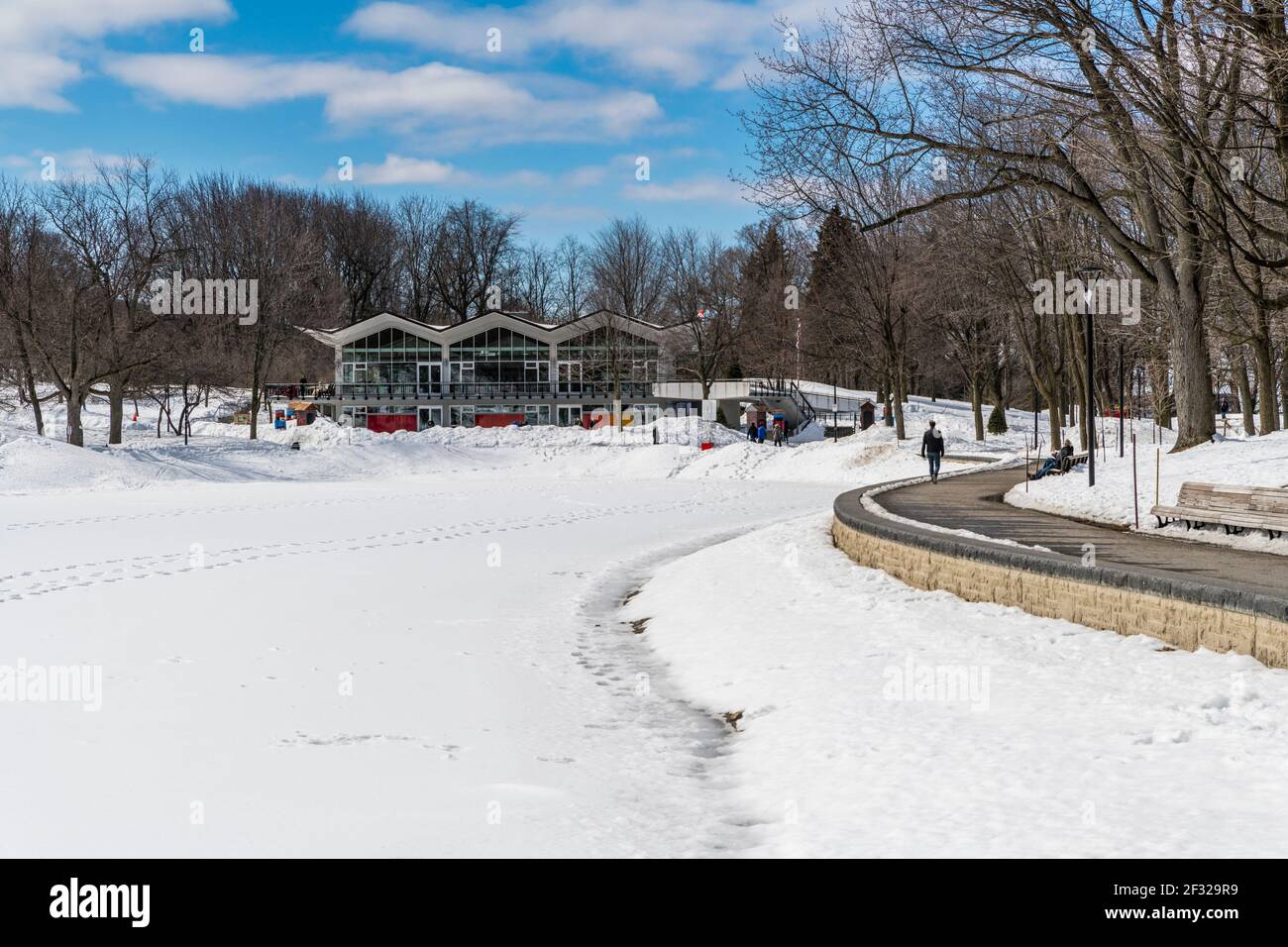 Frozen Beaver Lake on Mount Royal, Winter, with public Chalet in ...