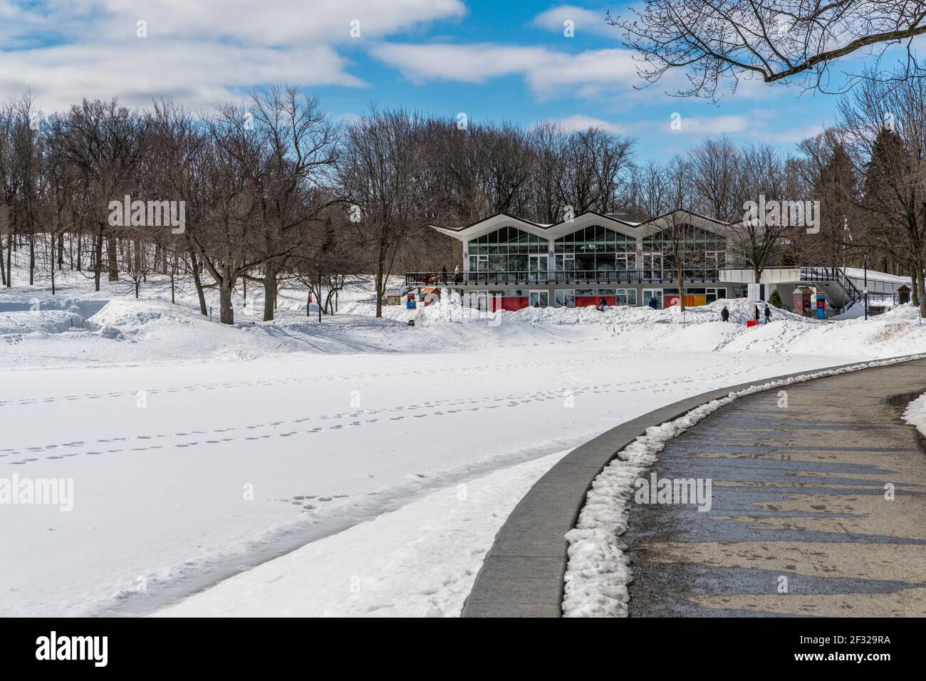 Frozen Beaver Lake on Mount Royal, Winter, with public Chalet in ...
