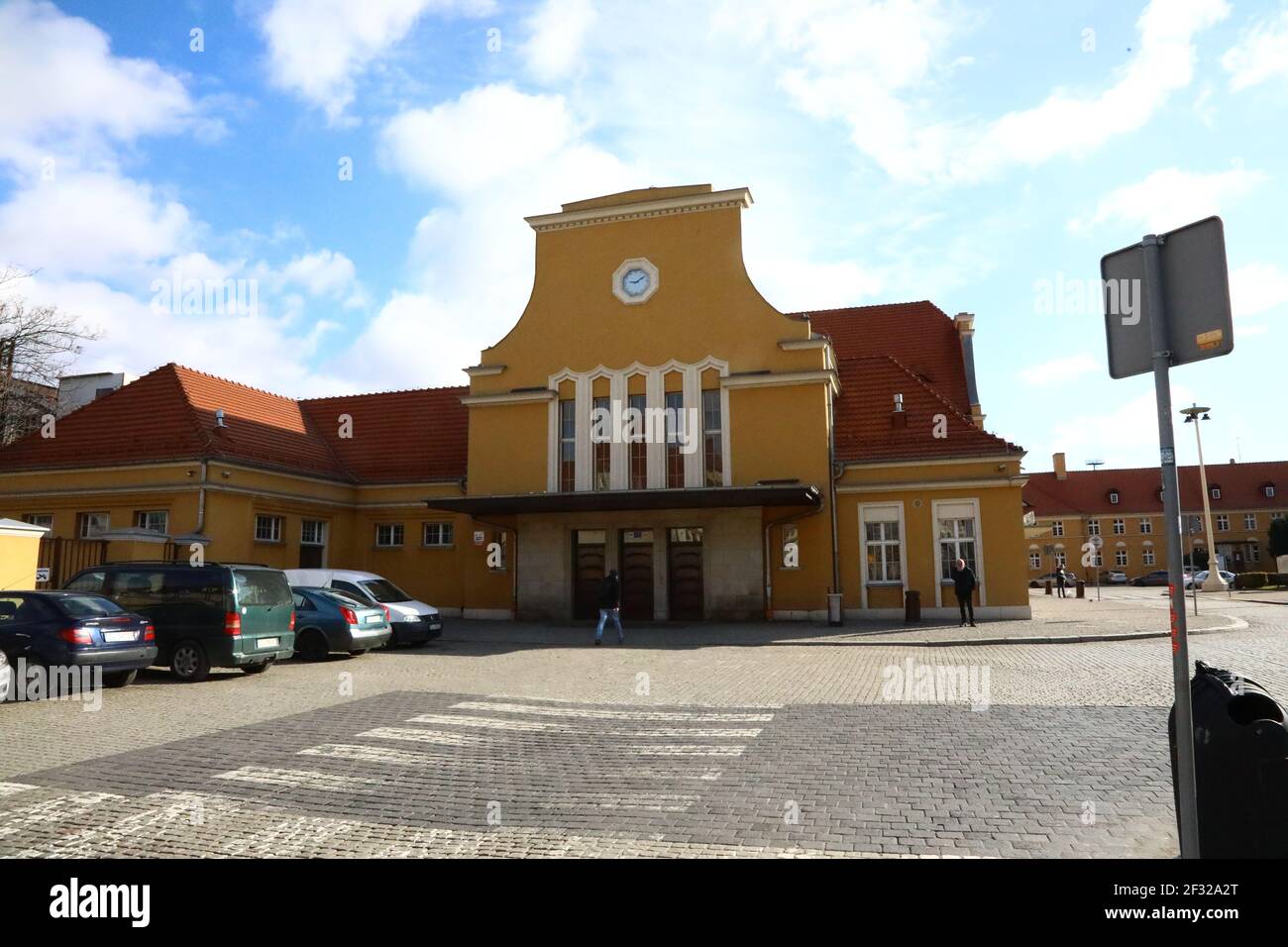 Legnica, deutsch Liegnitz, Polen , Bahnhof Stock Photo - Alamy