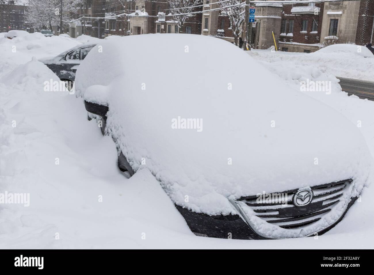 Car buried under snow hi-res stock photography and images - Alamy