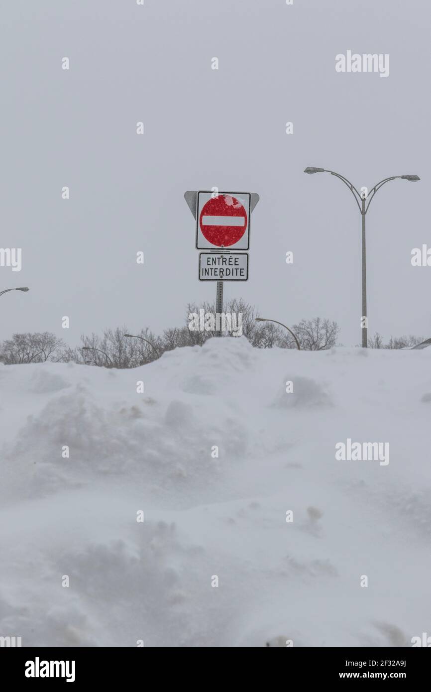 Montreal street after snow storm hi-res stock photography and images ...