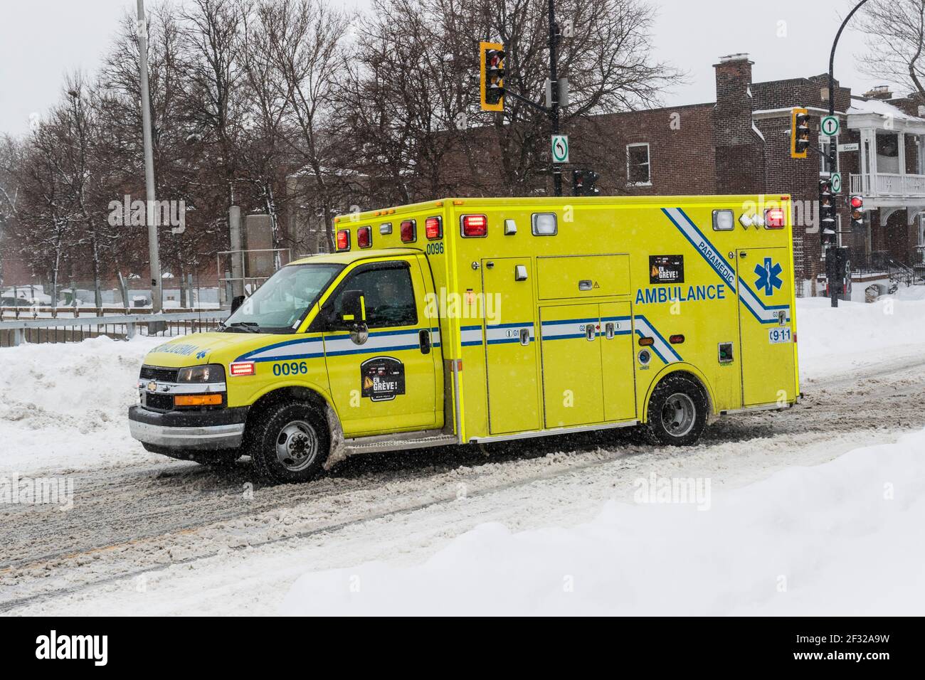 Quebec ambulance hi-res stock photography and images - Alamy
