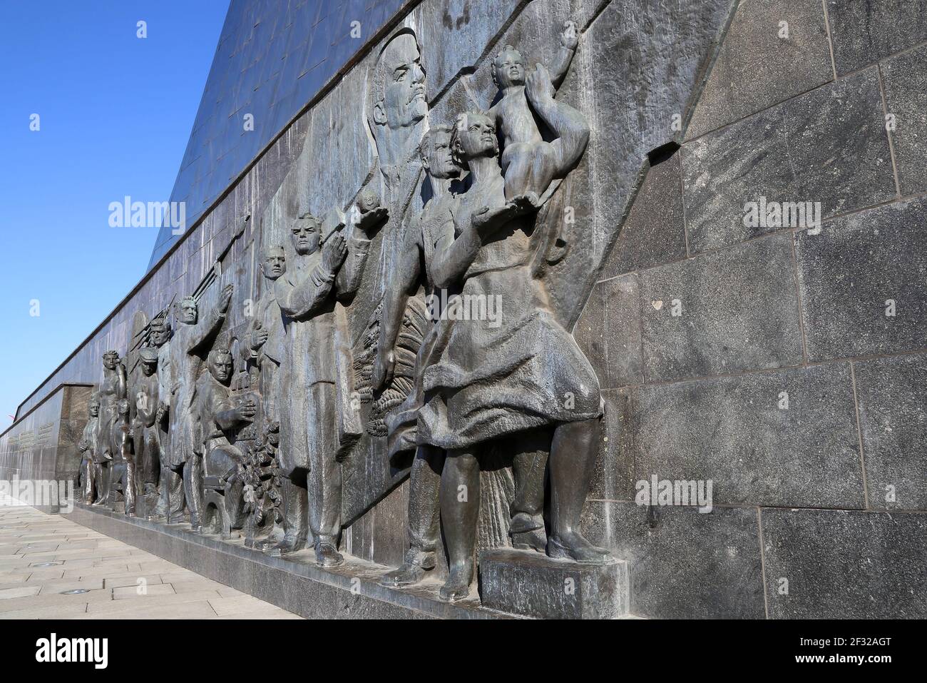 Sovjet statue hi-res stock photography and images - Alamy