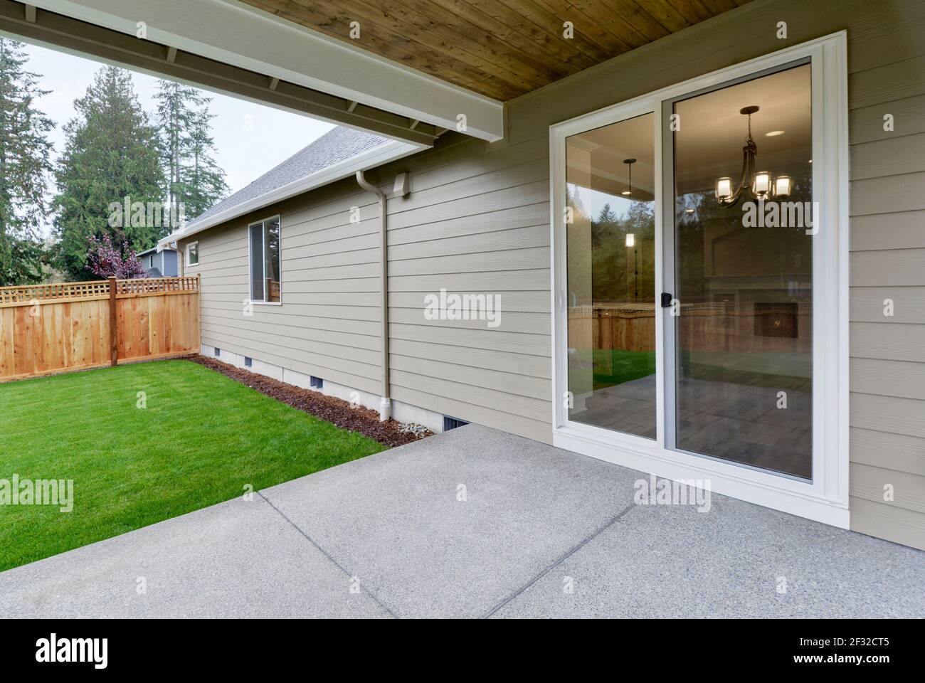 Modern residential backyard exterior Stock Photo - Alamy