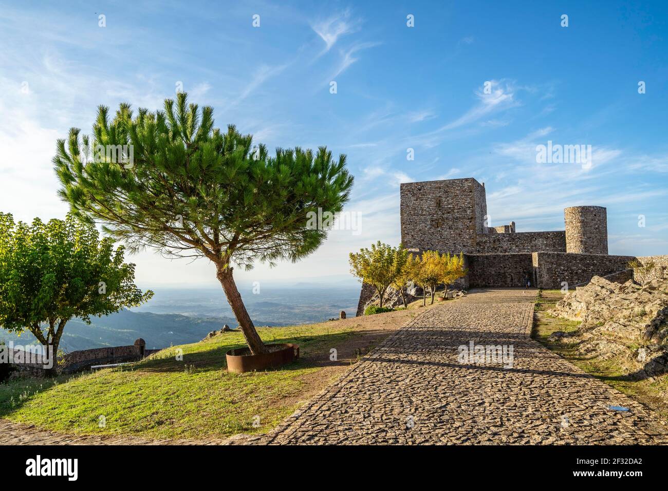 Medieval building on rock hi-res stock photography and images - Alamy