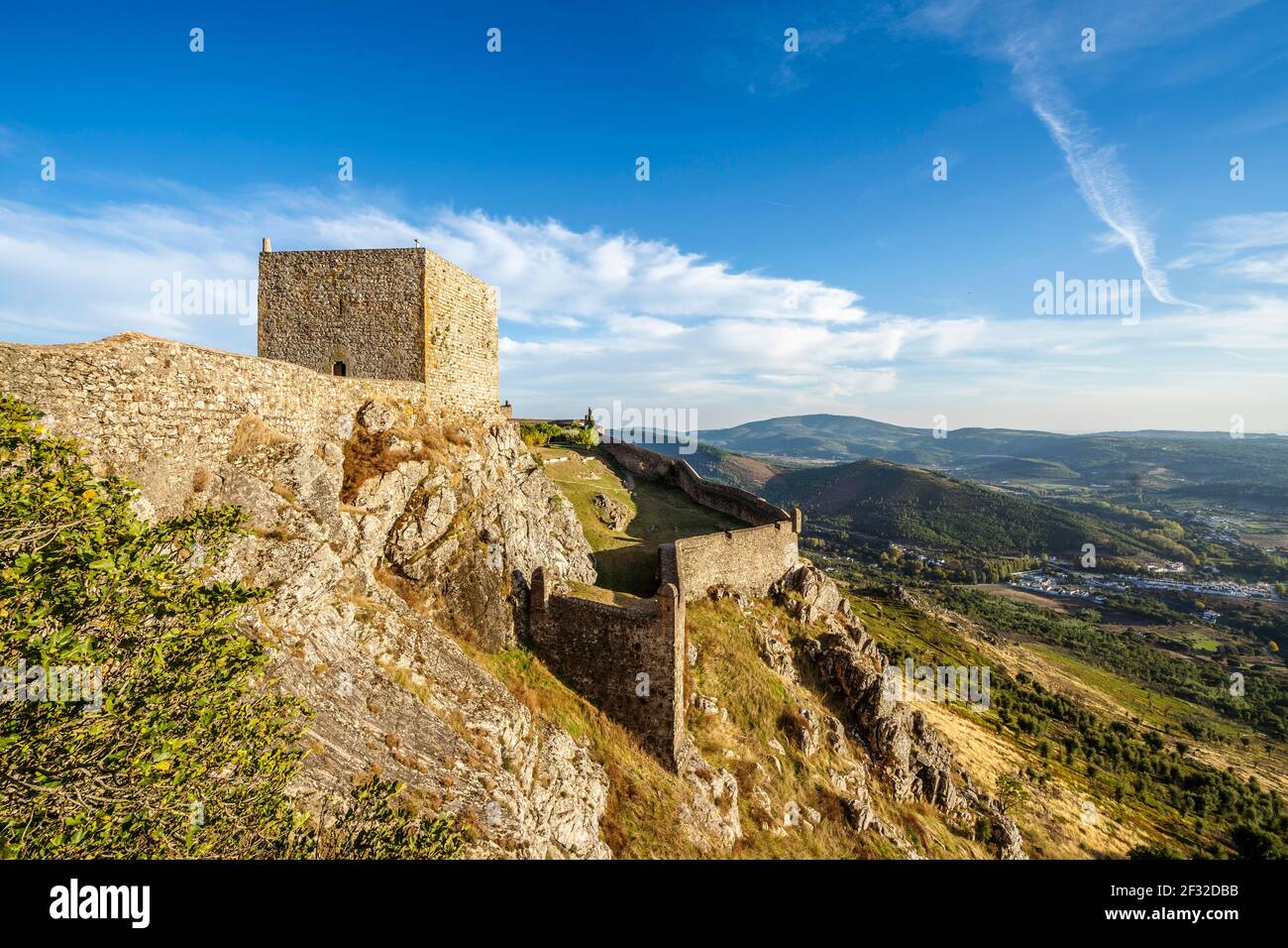 Medieval building on rock hi-res stock photography and images - Alamy