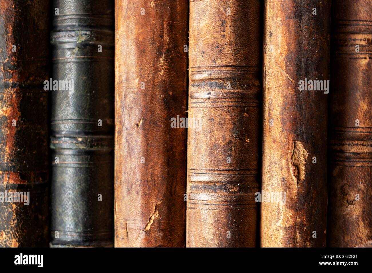 Antique old books standing up hi-res stock photography and images - Alamy