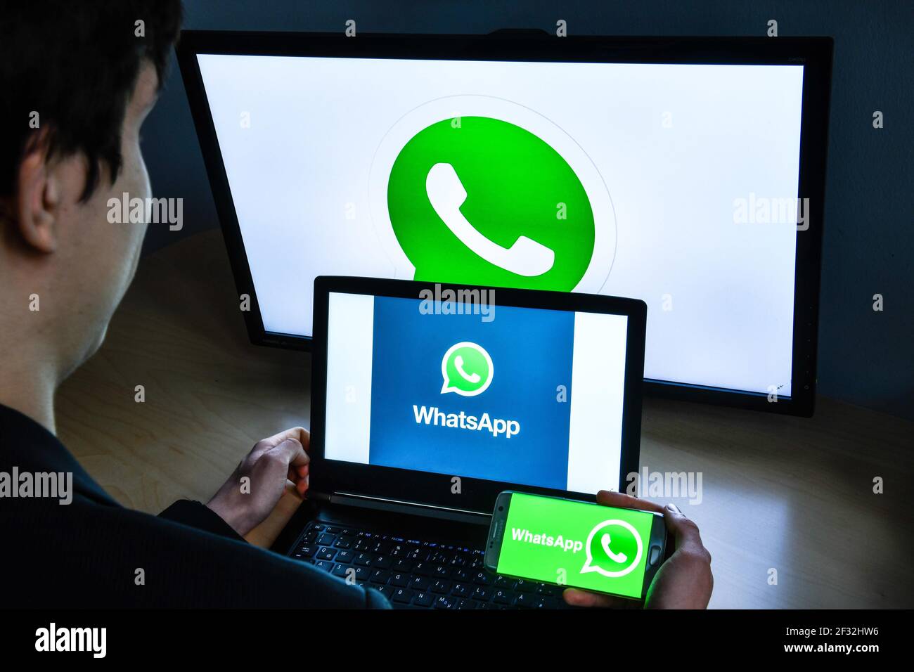 Whatsapp logo symbol hi-res stock photography and images - Alamy