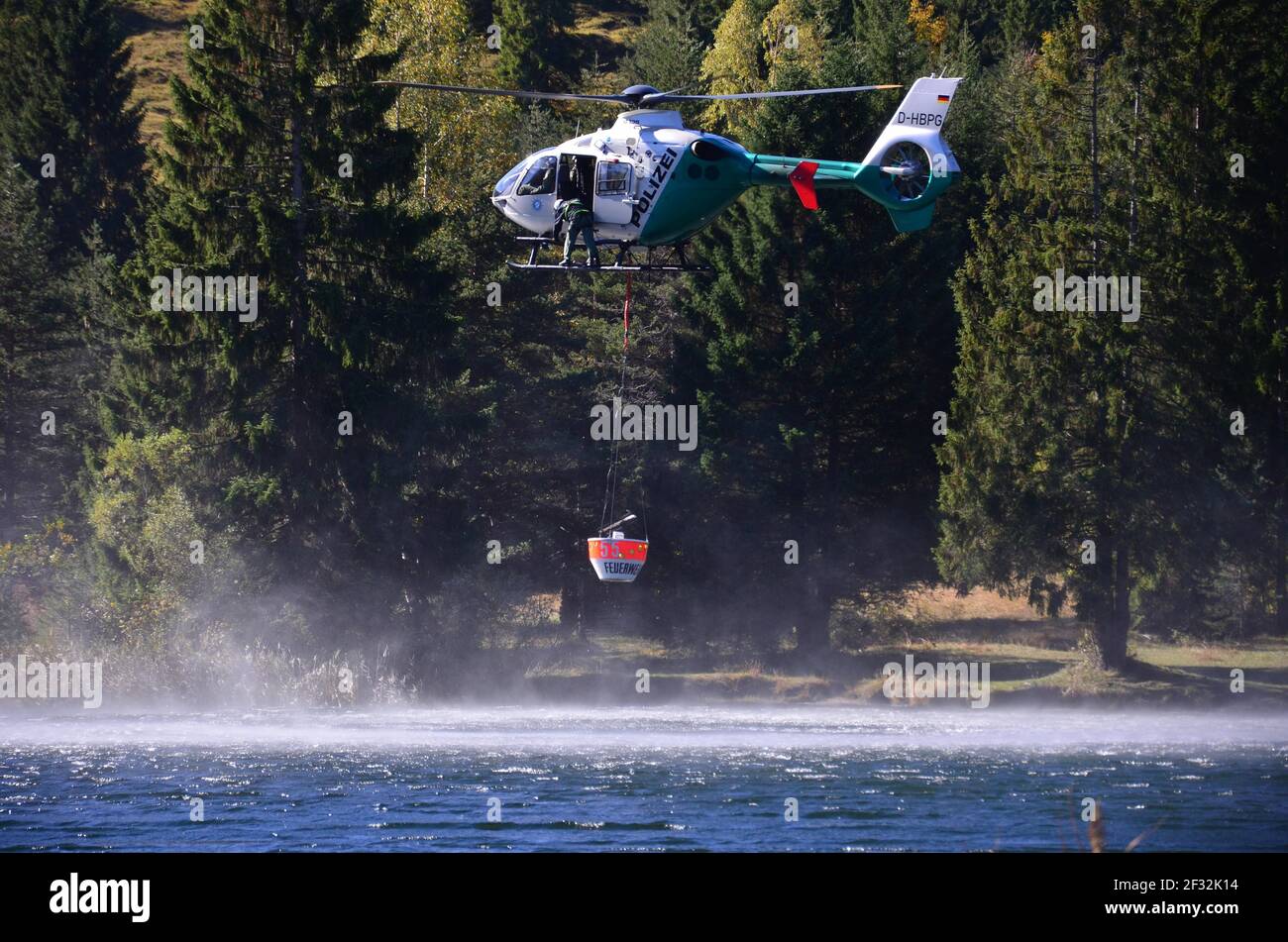 Fire fighting, police helicopter, water tank, filling Stock Photo - Alamy