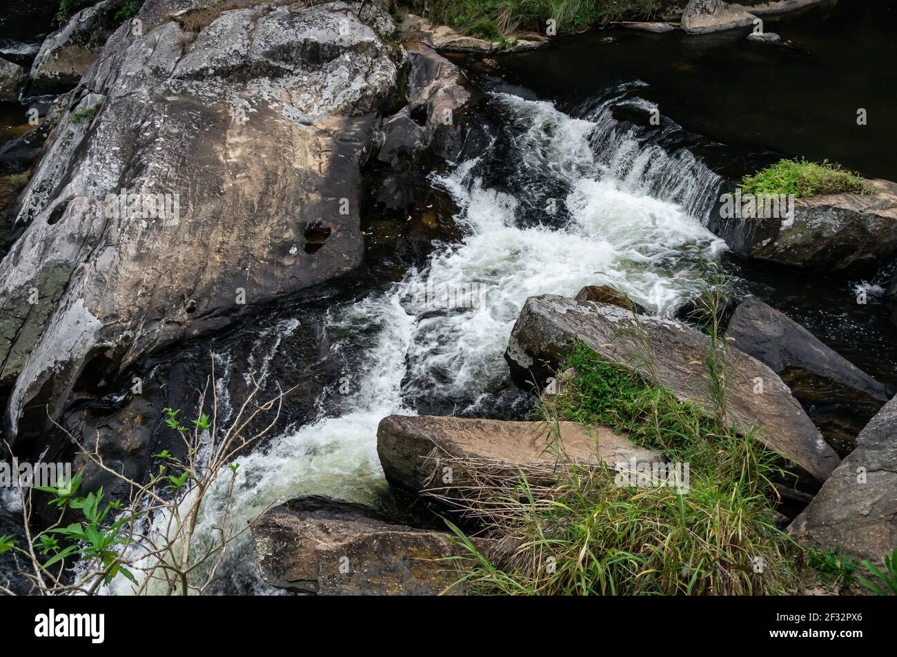 Water around rock hi-res stock photography and images - Alamy