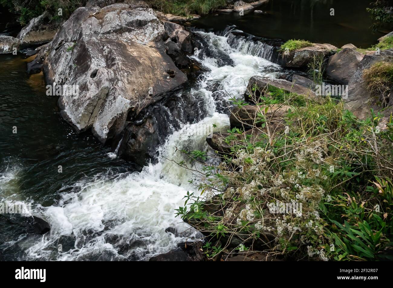 Water around rock hi-res stock photography and images - Alamy