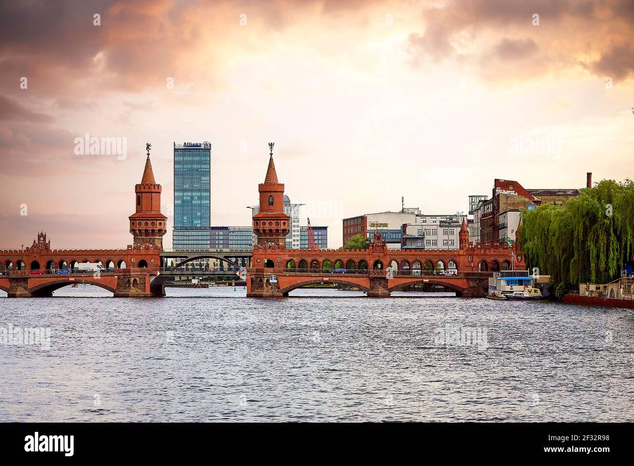 Berlin skyline oberbaumbruecke hi-res stock photography and images - Alamy