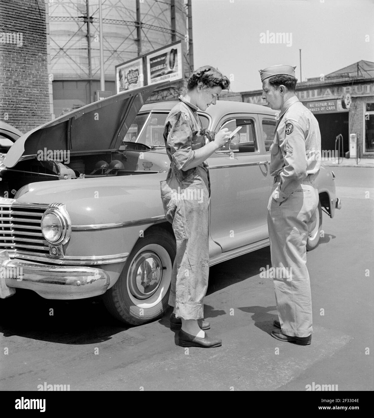 Woman mechanic 1940s hi-res stock photography and images - Alamy