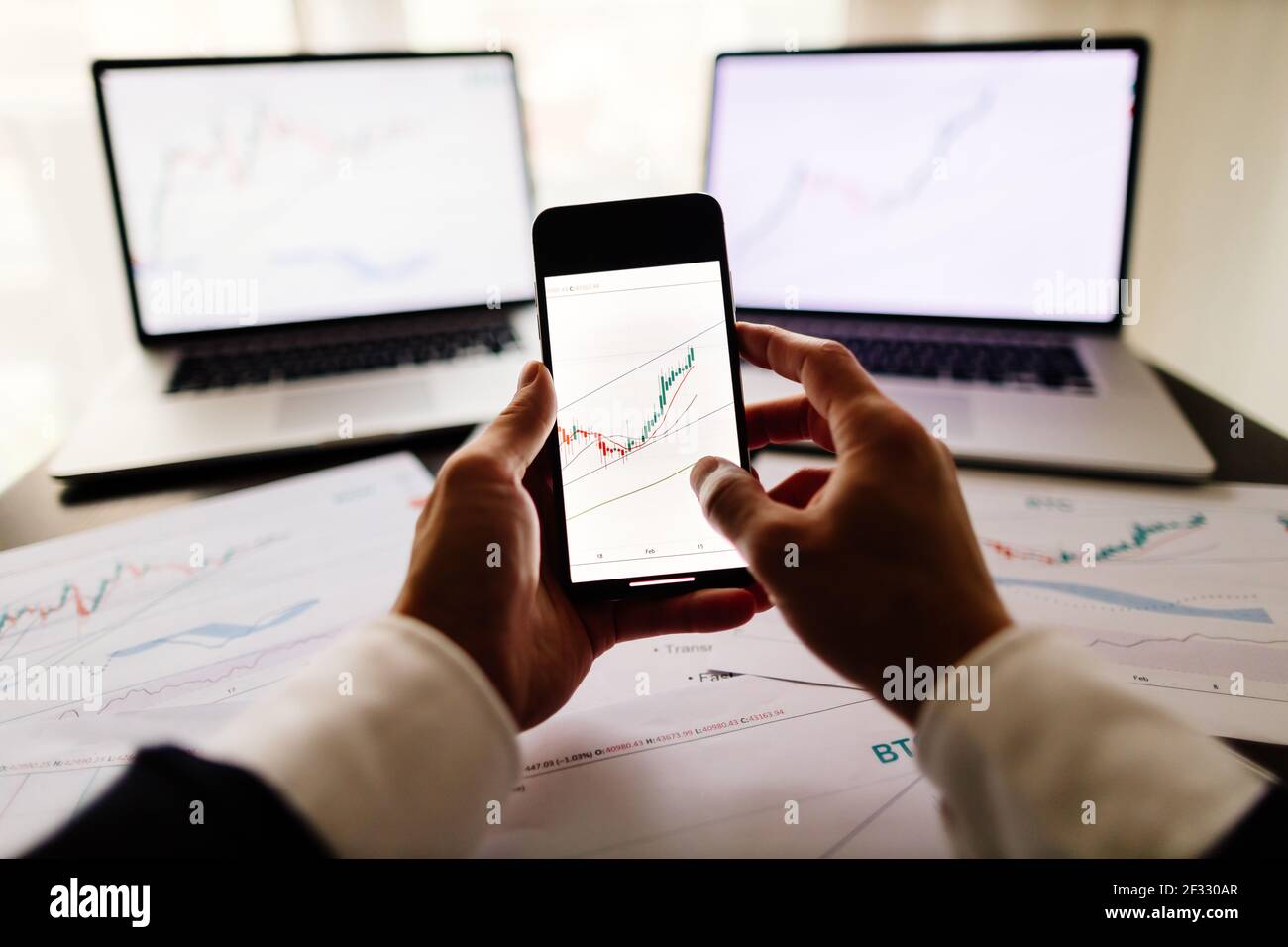 financial Investment broker workplace Stock Photo - Alamy