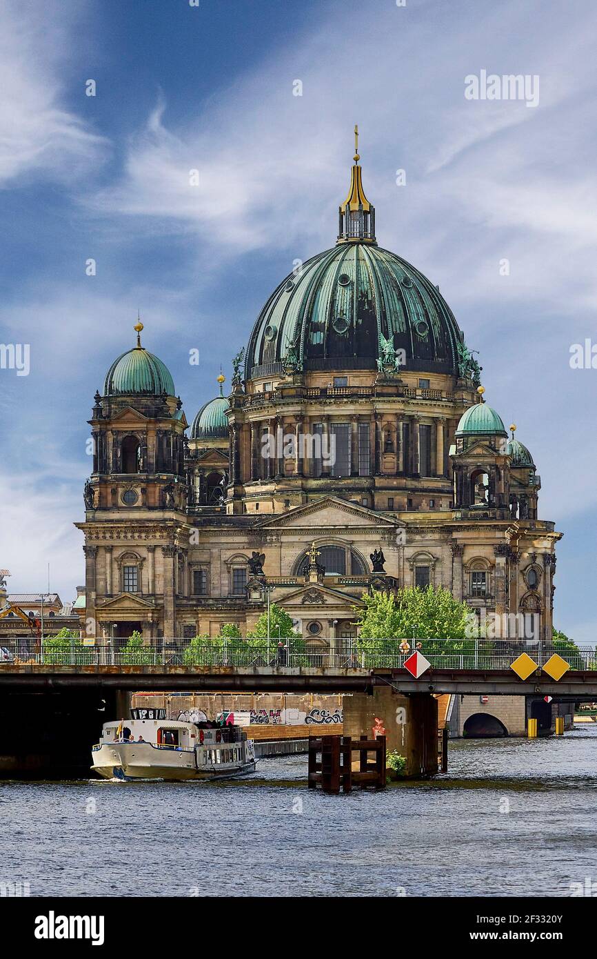 Cathedral under construction medieval hi-res stock photography and ...