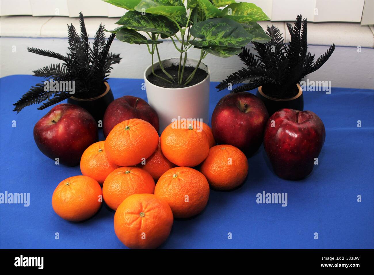 Mandarin oranges apples hi-res stock photography and images - Alamy