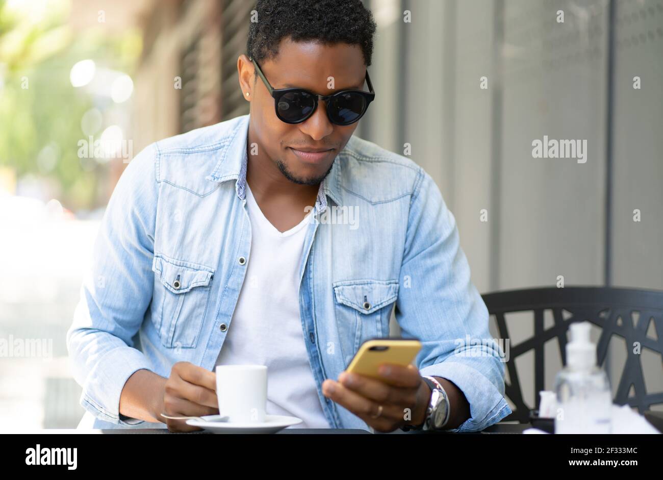 Mobile phone coffee shop hi-res stock photography and images - Alamy