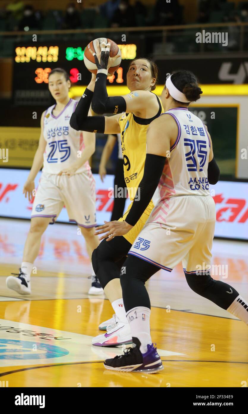 15th Mar, 2021. WKBL Finals Cheongju KB Stars' Park Ji-su (C) goes up for a shot over Samsung ...