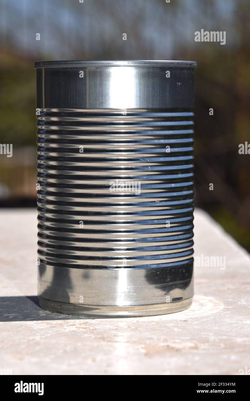 Tin can with no label for food storage Stock Photo - Alamy