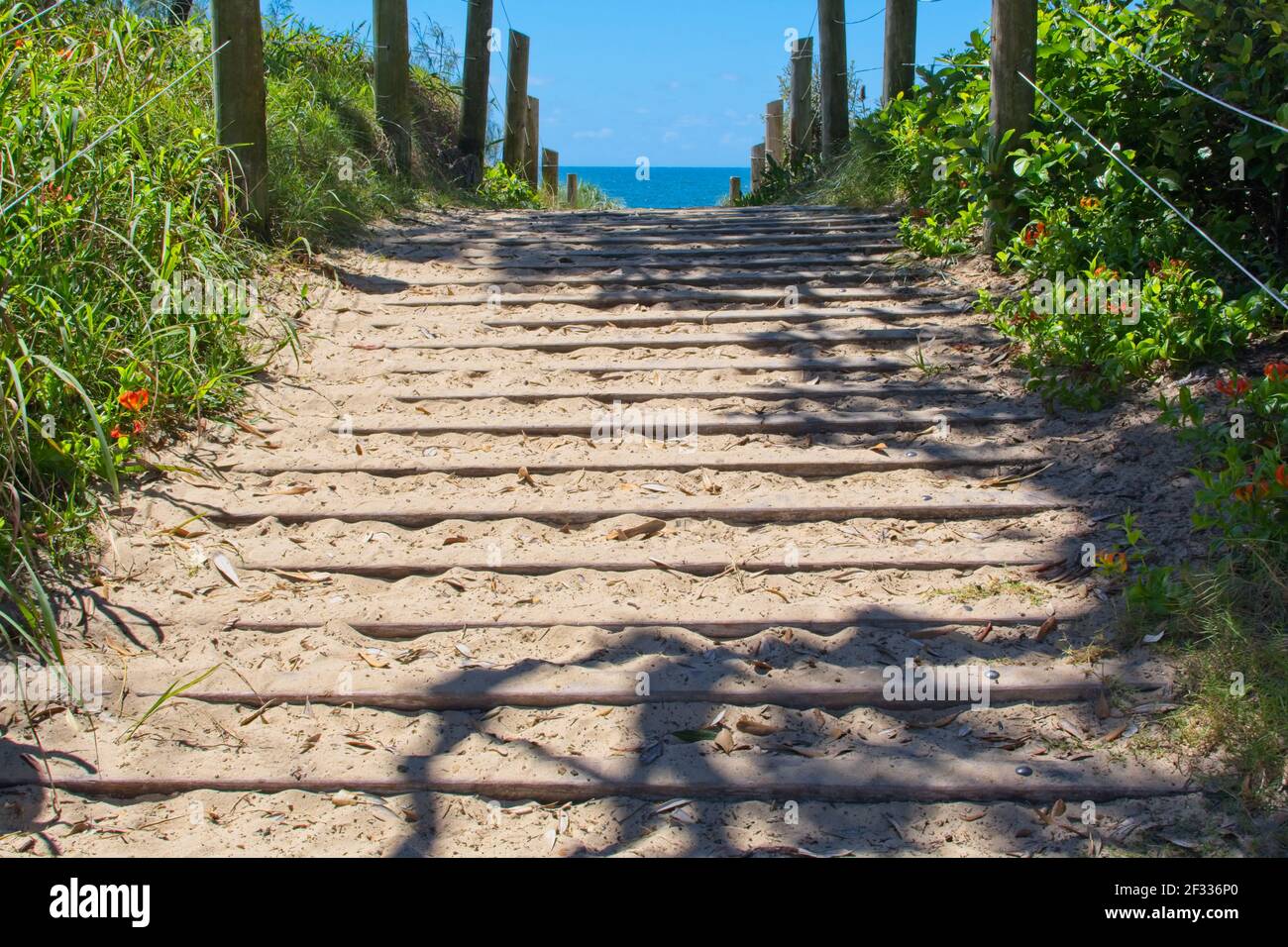 Beach access path. Walkway to the ocean Stock Photo - Alamy