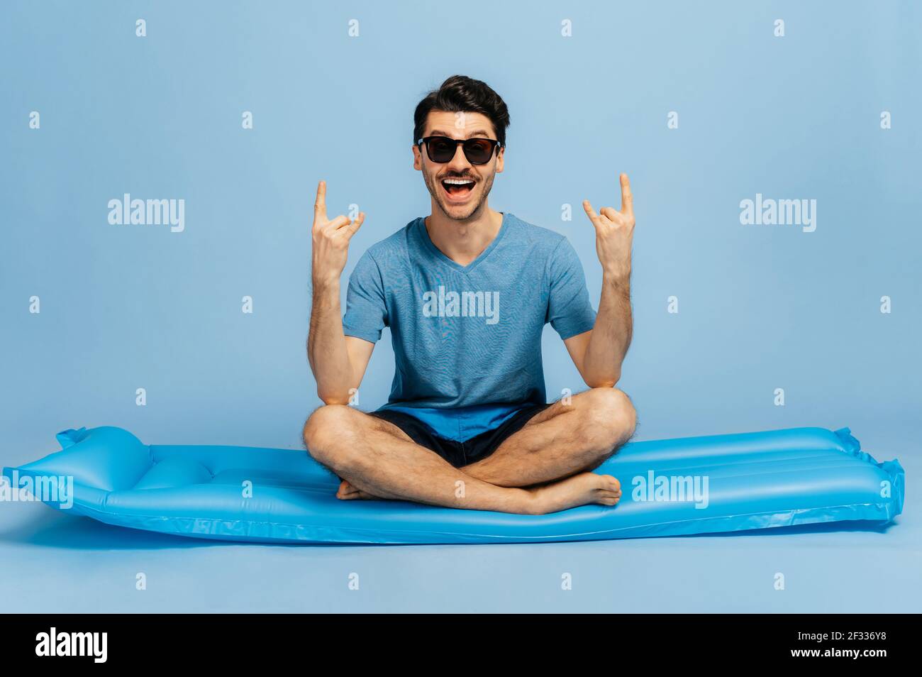 Handsome smiling guy beach hi-res stock photography and images - Alamy
