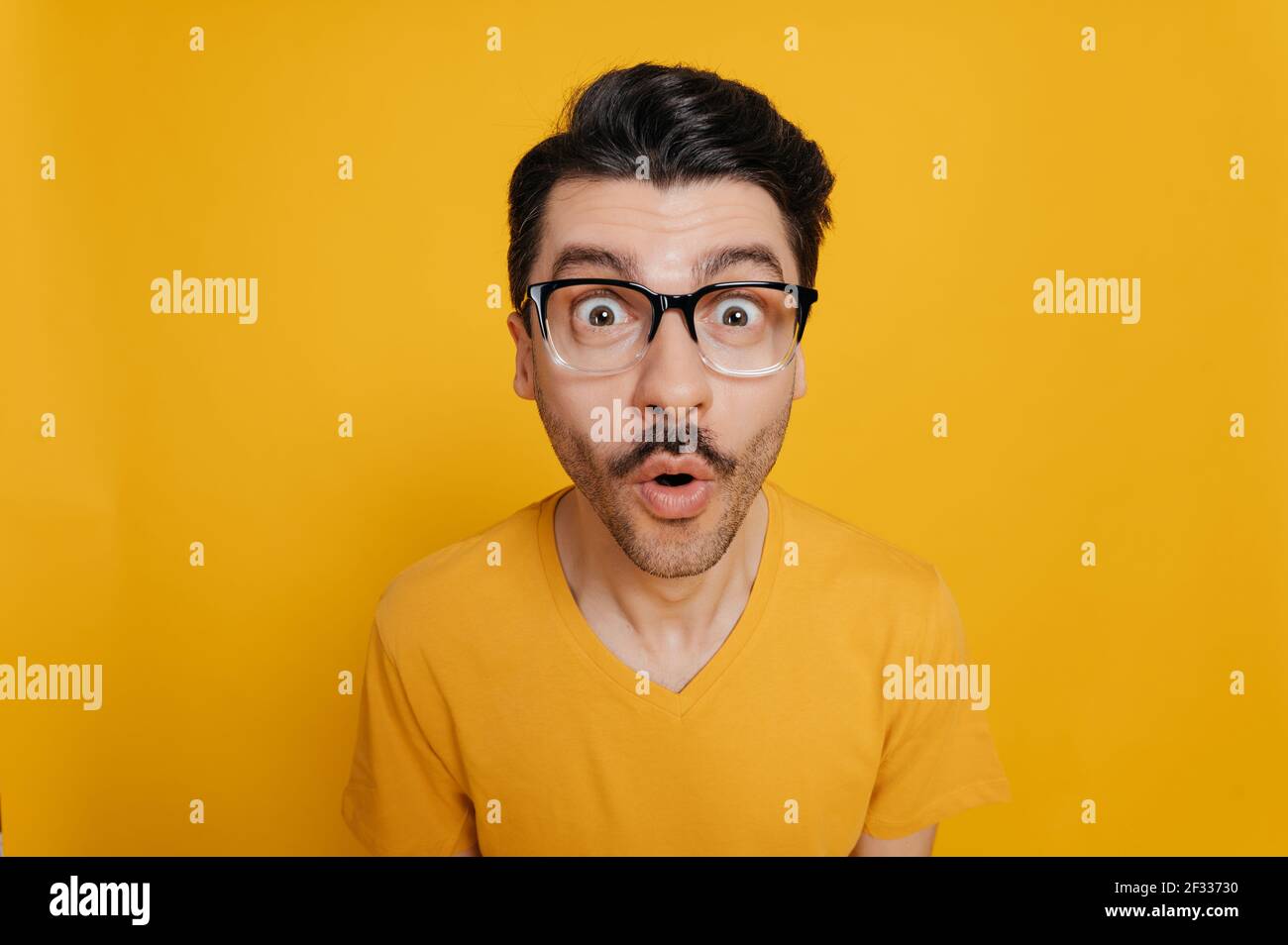 Portrait of amazed foolish cheerful caucasian guy in glasses and in an ...