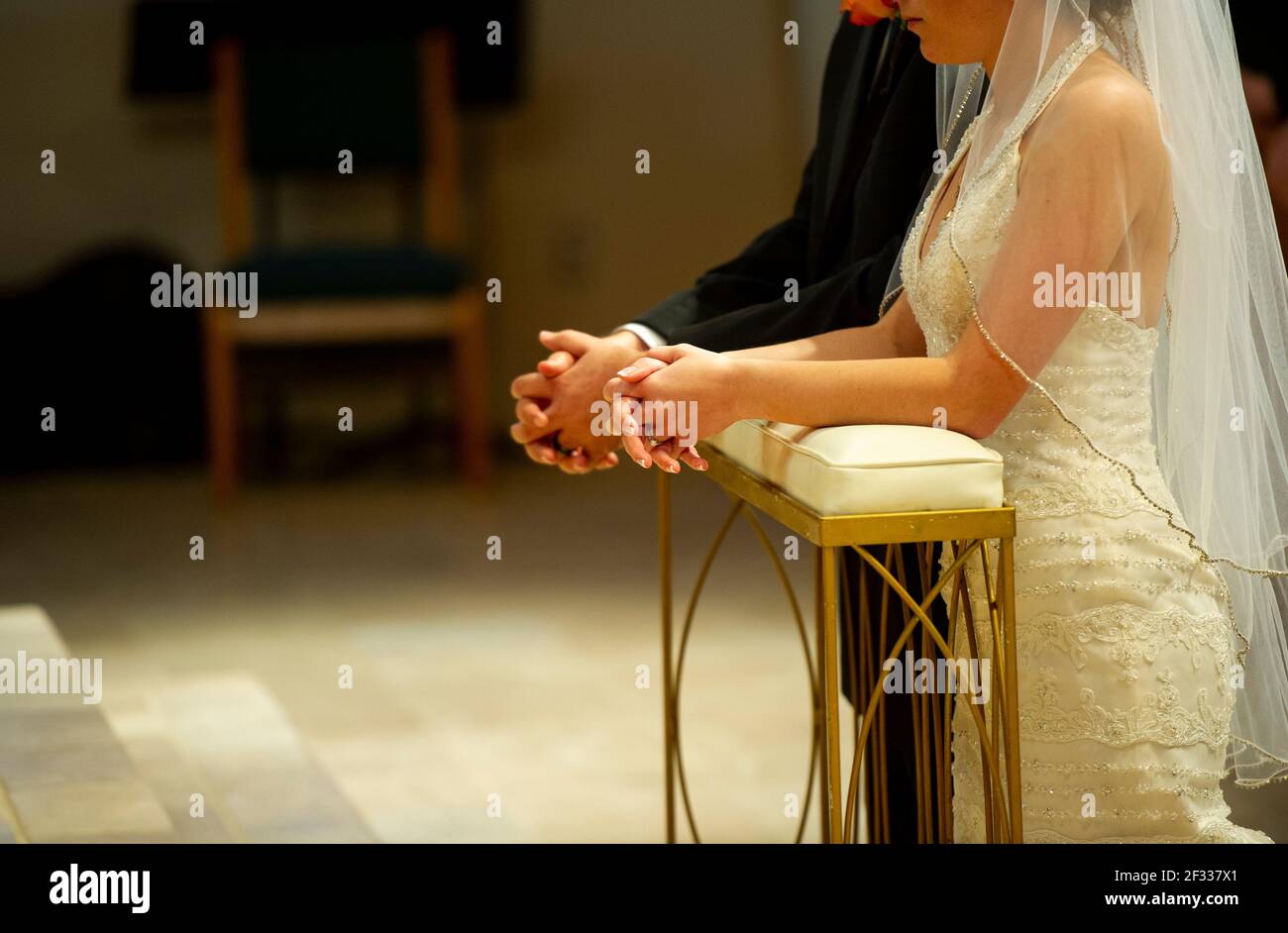 A bride and groom during their wedding ceremony Stock Photo - Alamy