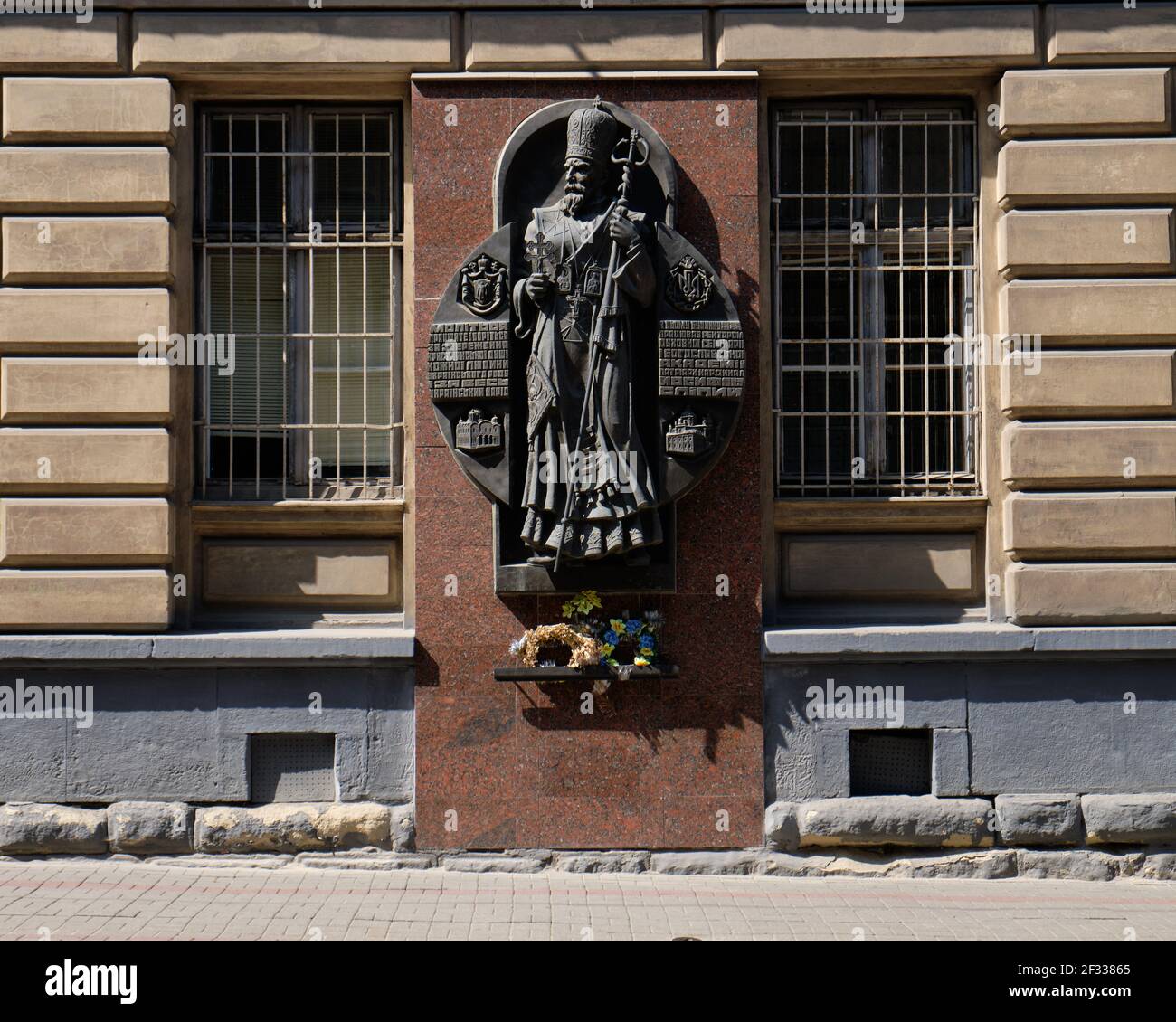 Statue in centre of Lviv Stock Photo - Alamy