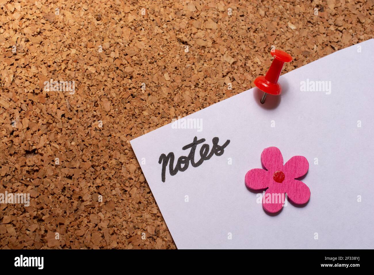 Note wording on white paper background and pin Stock Photo - Alamy