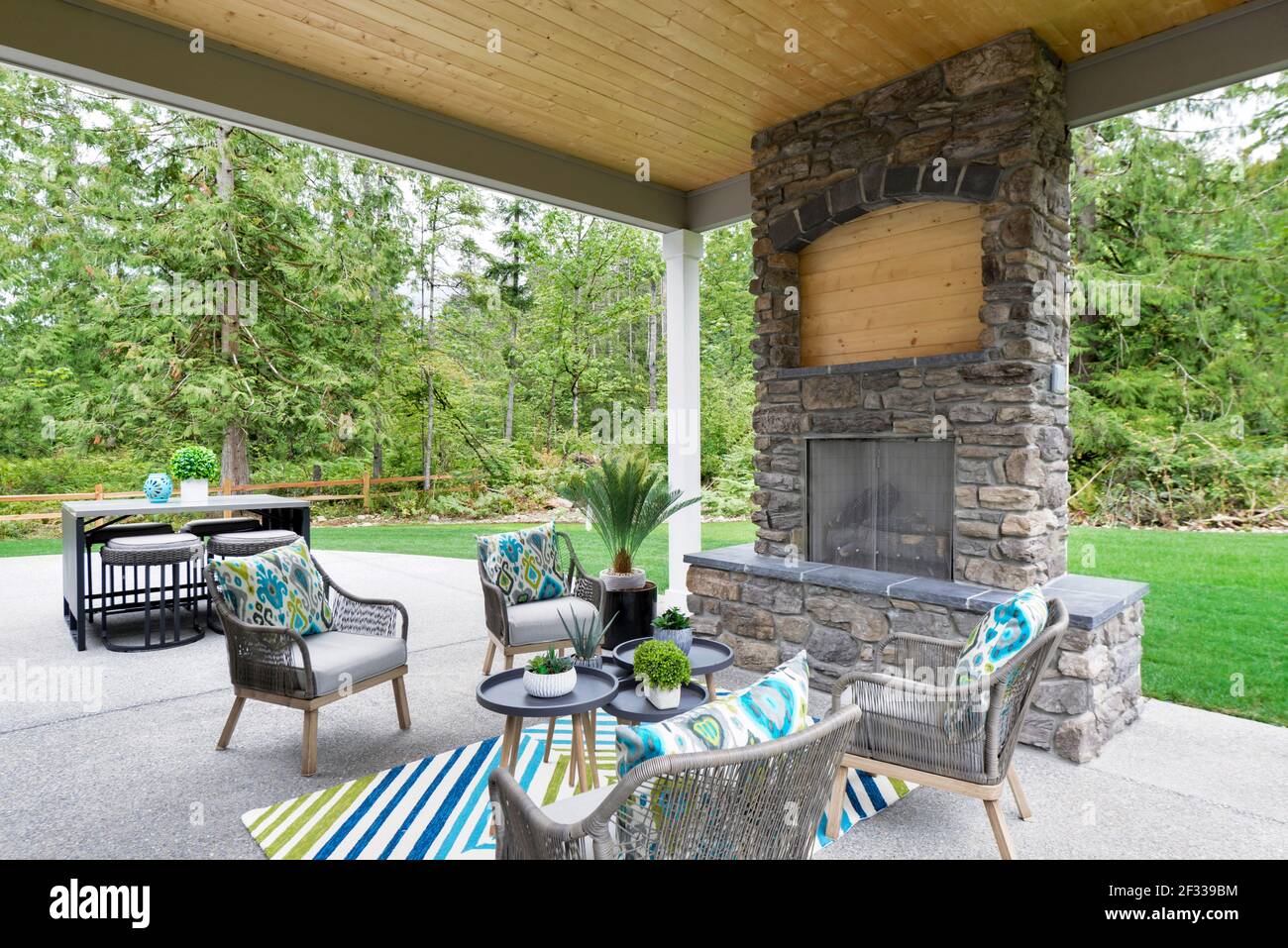 Modern residential backyard exterior Stock Photo - Alamy