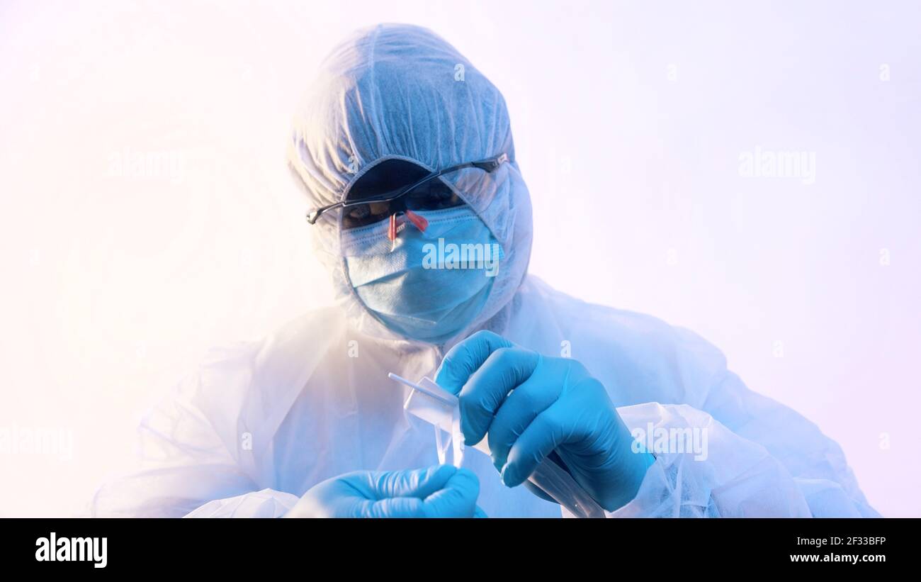 Doctor preparing needle hi-res stock photography and images - Alamy