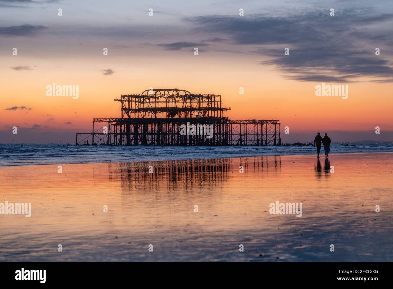 Brighton low tide walk Stock Photo - Alamy