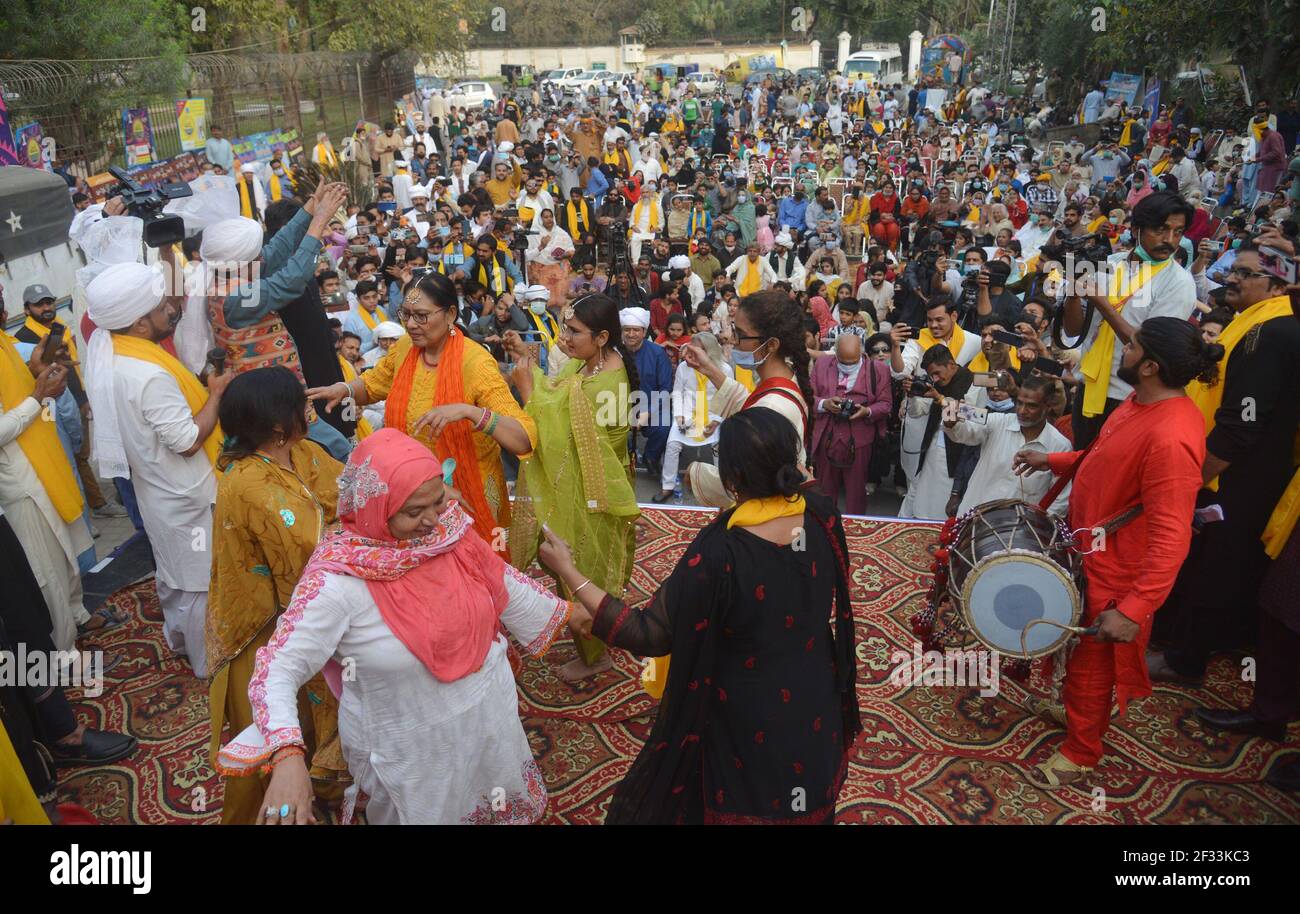 Traditional dresses of punjab hi-res stock photography and images - Alamy