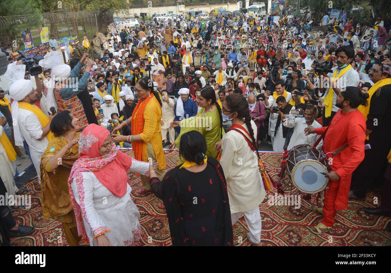 Traditional dresses of punjab hi-res stock photography and images - Alamy