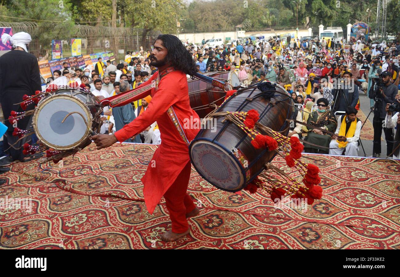 Lahore, Pakistan. 14th Mar, 2021. Pakistani artists are wearing ...