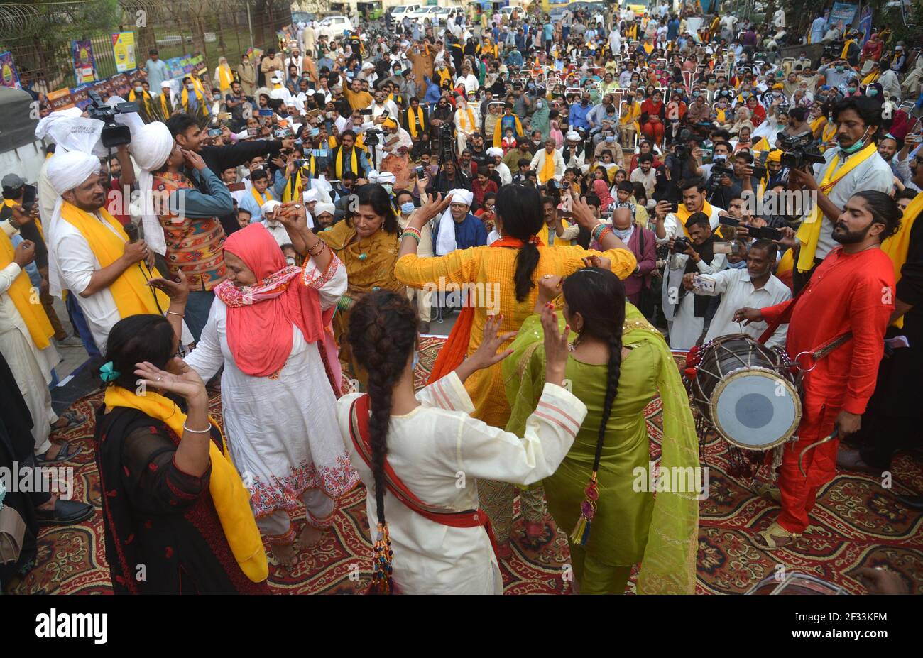 Traditional dresses of punjab hi-res stock photography and images - Alamy
