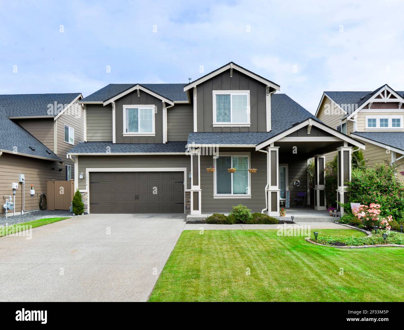 Modern residential front exterior Stock Photo - Alamy