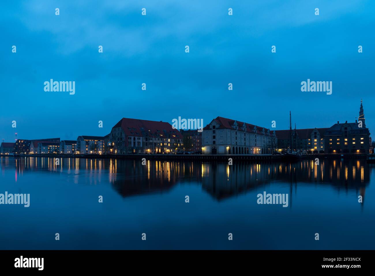 Illuminated historical building hi-res stock photography and images - Alamy