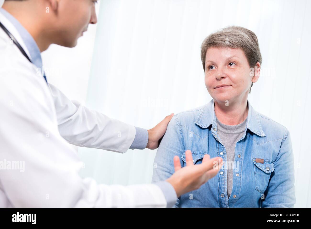 Senior woman doctor talking patient hi-res stock photography and images ...