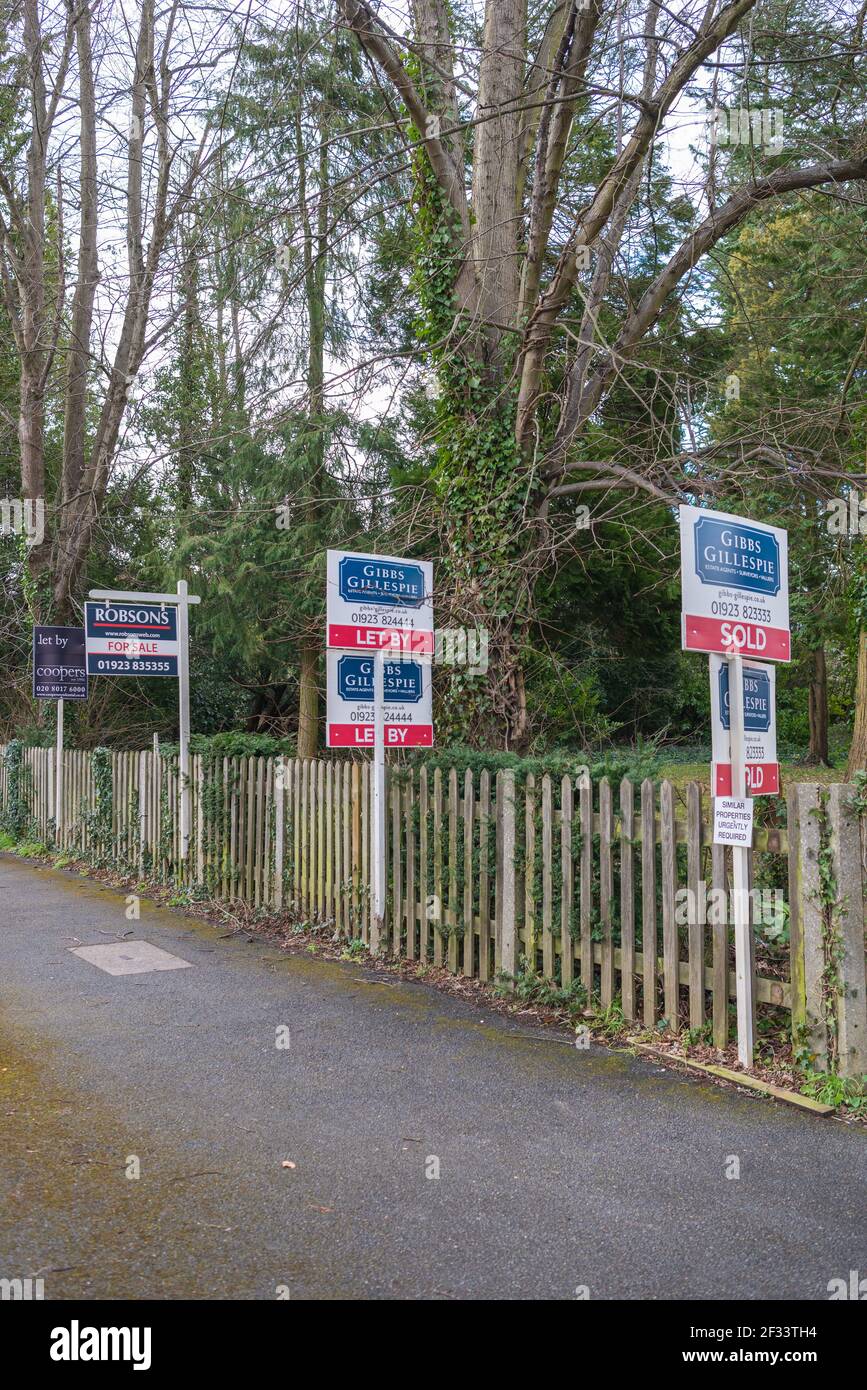 Estate agents sales board hi-res stock photography and images - Alamy